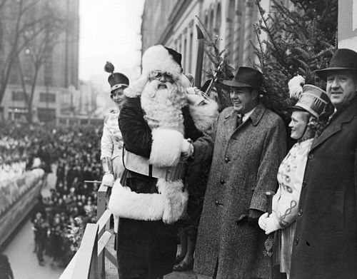 Season’s Greetings :: Christmas Medley - Aquarium Drunkard